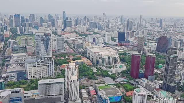 Бангкок, Тайланд. Город с высоты вращающейся площадки Байок Скай. Ужин с видом на небоскрёбы