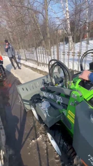 Уборка социальных объектов города погрузчиками FRONTMEN GI02