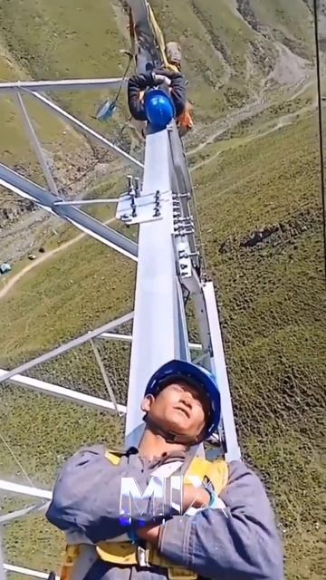 Как отдыхают китайские монтажники-высотники на безумной высоте.