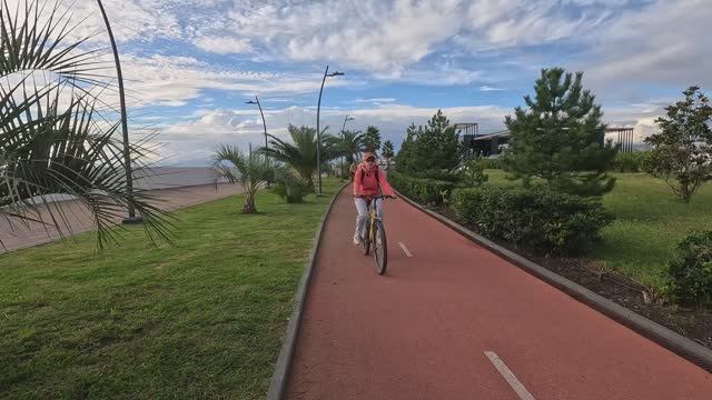 Горячий душ в автодоме. Все пляжи Имеретинки и Сириуса проехали на велосипеде.  11 серия.