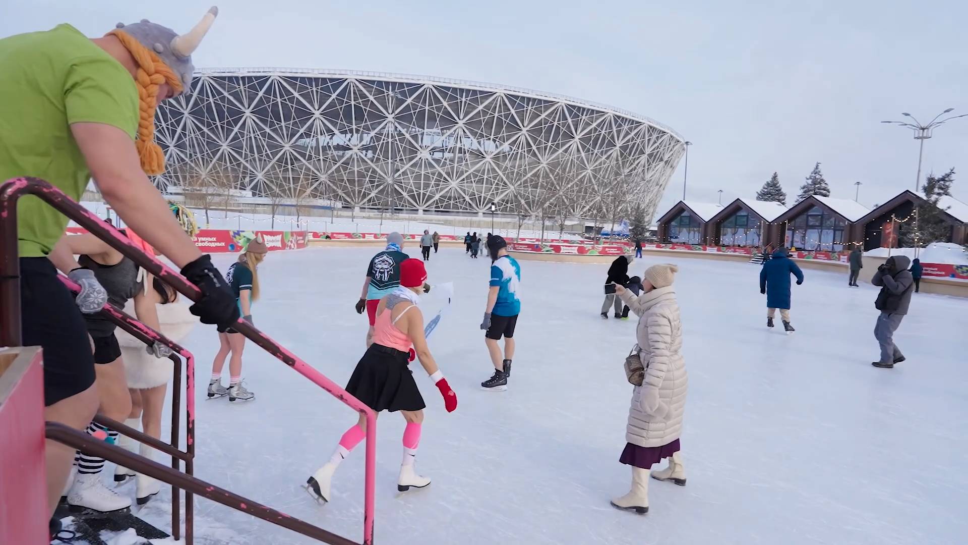 Гости в купальниках на катке "Лагуна" ЦПКиО