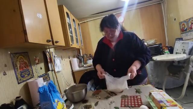 Всё просто. - В праздничные дни не готовила.