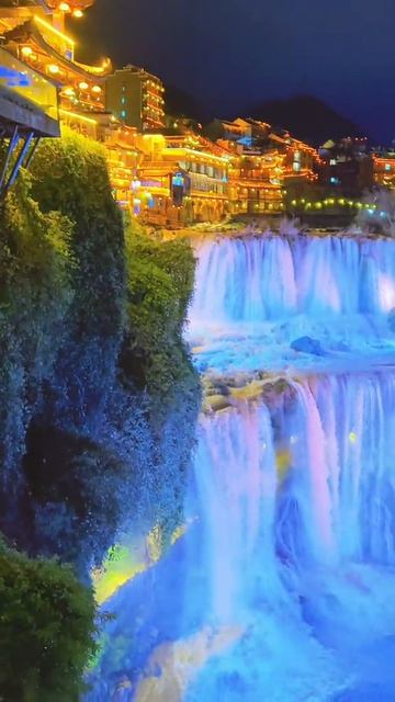 Самый необычный город Китая (а может и всей планеты), ведь он построен прямо на водопаде