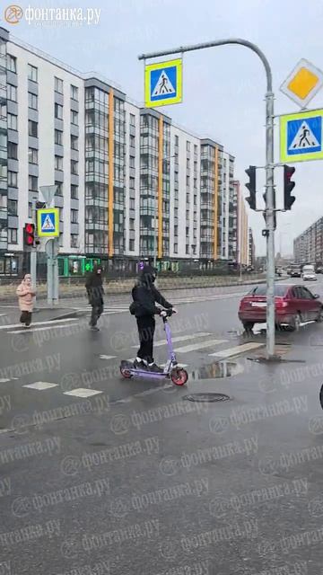 Пока все смотрят на небо, самокатчик проезжает на «красный» в Солнечном городе