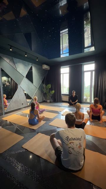 Йога в Green House SPA: практика в зеркальном зале со звёздным небом