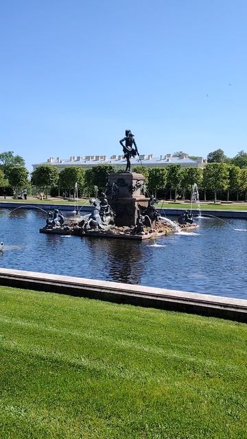 Петродворец. Верхний парк. Фонтан Нептун.