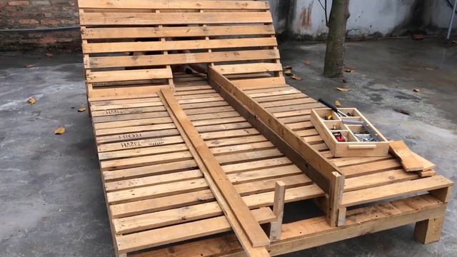 Креативные способы переработки деревянных поддонов Пляжные скамейки своими руками с подстаканниками