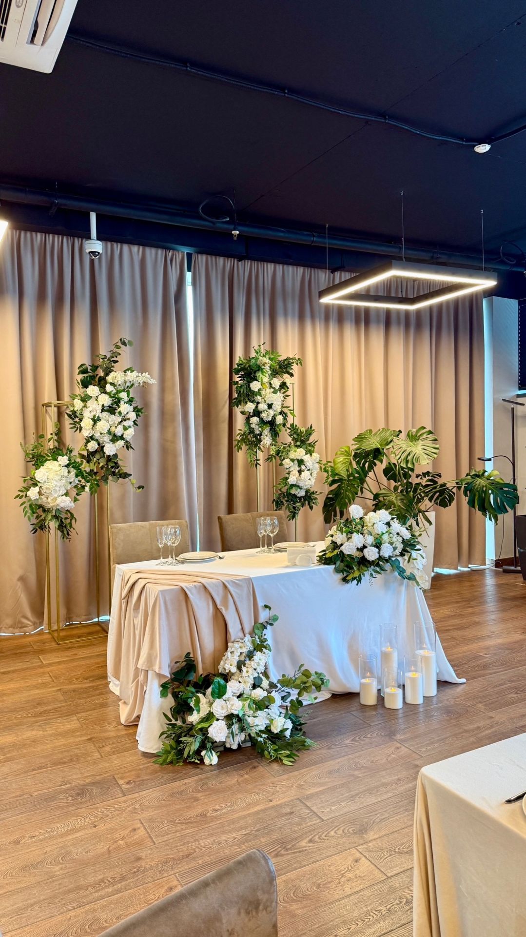 Свадебное оформление в отеле «Астра Плаза» в бело-зеленых тонах