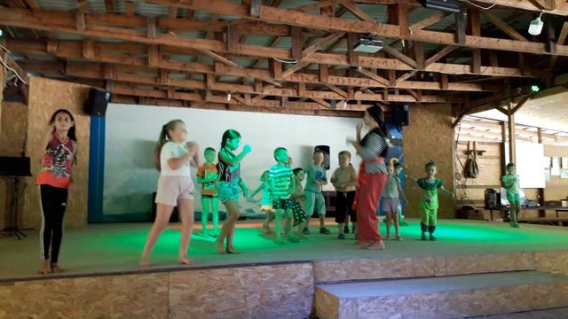 Кавказ, Туапсинский район. База Орлиная гора. Танцуют дети. Самая весёлая экскурсия в горы Тенгинки.