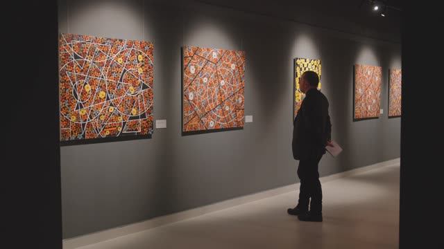 Группа «Эталон» открыла персональную выставку Люси Вороновой в деловом квартале «Серебряный фонтан»