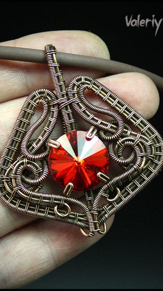 Кулон ручной работы из медной проволоки и граненого стекла. Автор Валерий Воробьев.