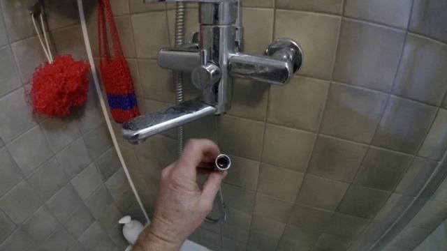 Как поменять шланг душа смесителя для ванны.