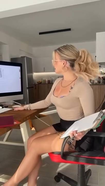 Рабочие будни!🥹#мода#красота#мини#стиль#желание#мотивация#work#girl#sexy#страсть#мини#белье#бикини