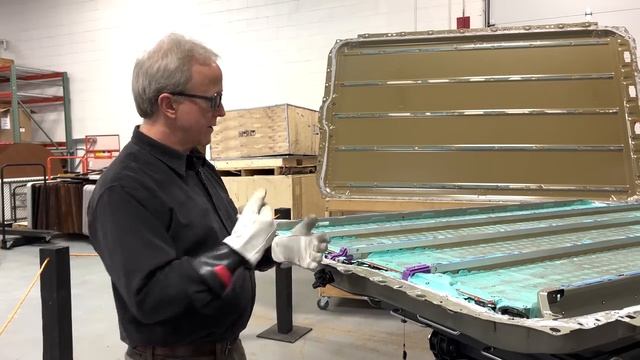 Tesla Cybertruck Battery Pack： Our First Impressions Under the Lid