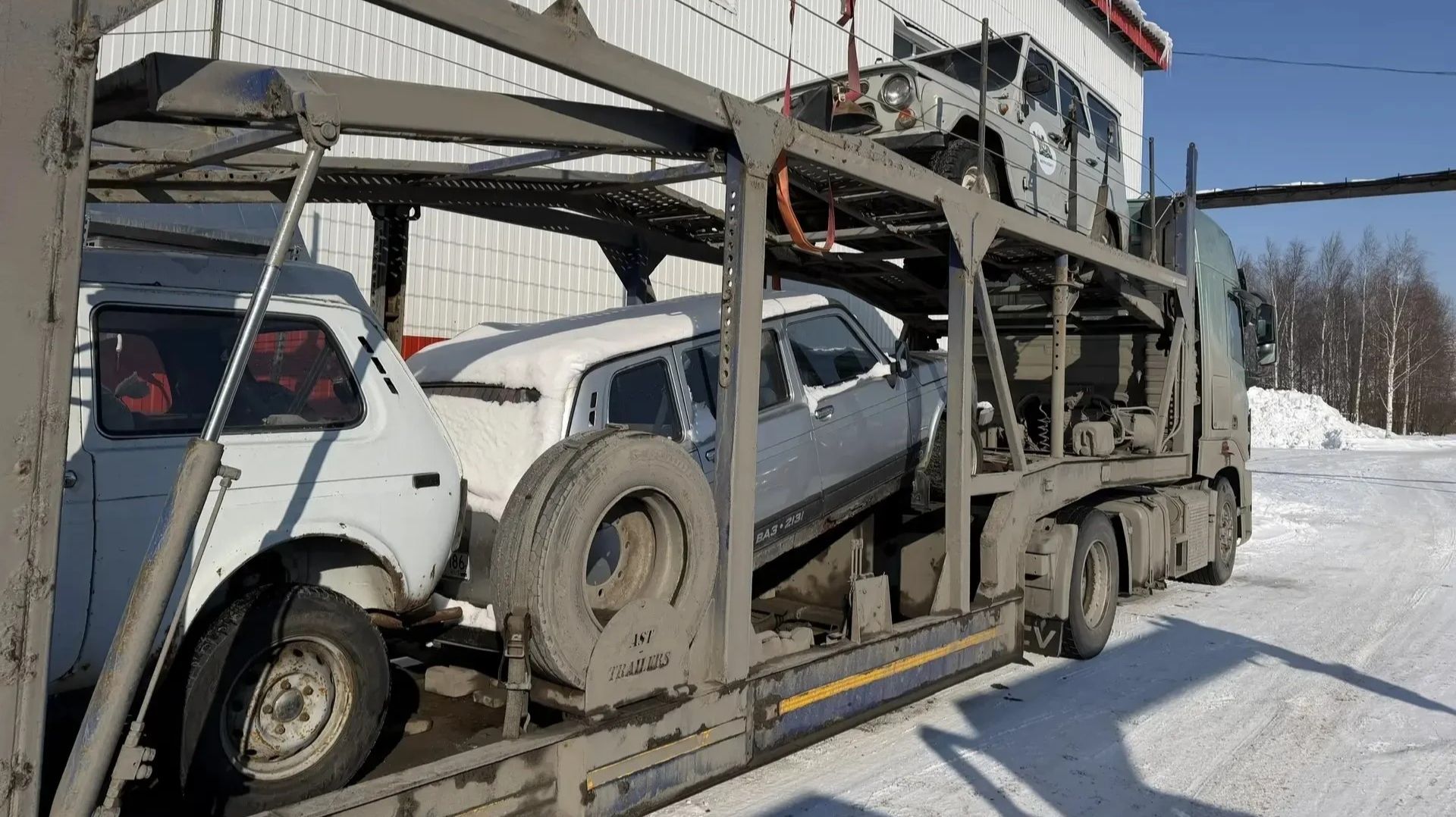 Четыре автовоза отправили из Югры военнослужащим