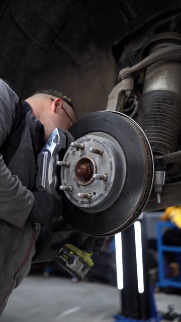 Техническое обслуживание Cadillac Escalade и замена тормозных дисков и колодок