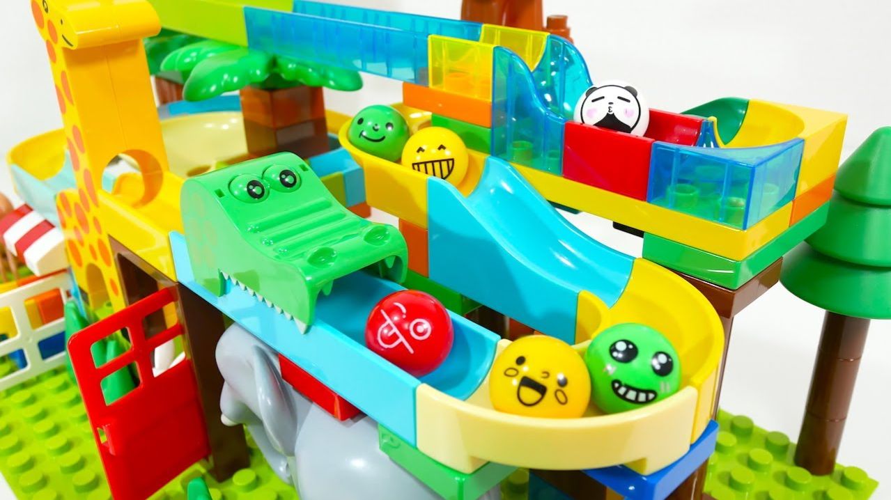 СТРОИМ ГОРКУ ДЛЯ ШАРИКОВ С КРОКОДИЛОМ И ЖИРАФОМ АСМР ВИДЕО ДЛЯ ДЕТЕЙ ДЕТСКИЙ КАНАЛ ИГРАЛКИ-ЗАЛИПАЛКИ