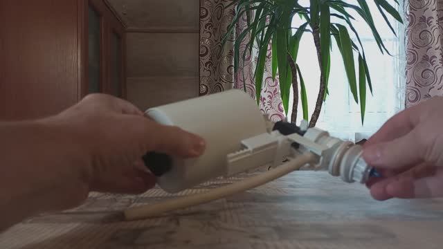 Клапан подачи воды в бачок унитаза старого образца.