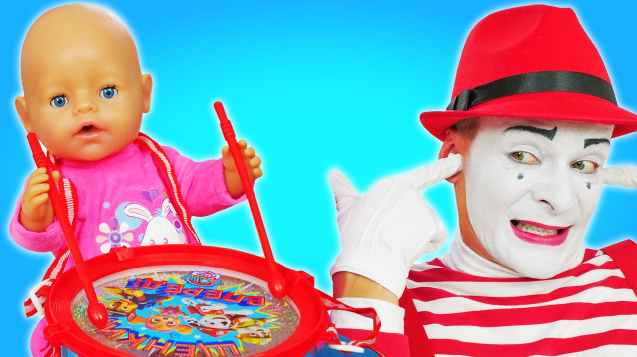 🥁🎶 Кукла Беби Бон Эмили играет на барабанах! Мим Сэм удивлён