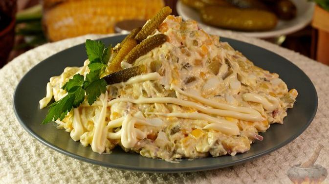 САЛАТ С КАРТОШКОЙ, ЯЙЦАМИ И КУКУРУЗОЙ