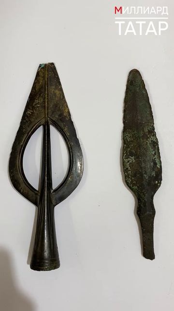 Археолог Наиль Садриев показывает нож и наконечник бронзового века