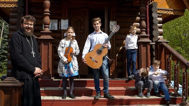 Отец Александр благодарит за концерт