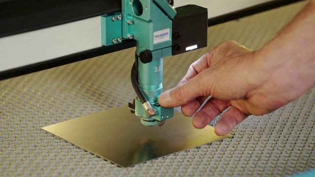 Как выбрать СО2 и/или волоконный лазер? Новинка 2026 Thunder Laser серии Titan Pro