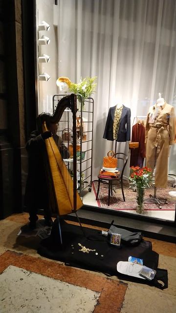 Милан 🌍 Узнали мелодию? Уличный музыкант на площади у собора Дуомо. Путешествие в Италию.