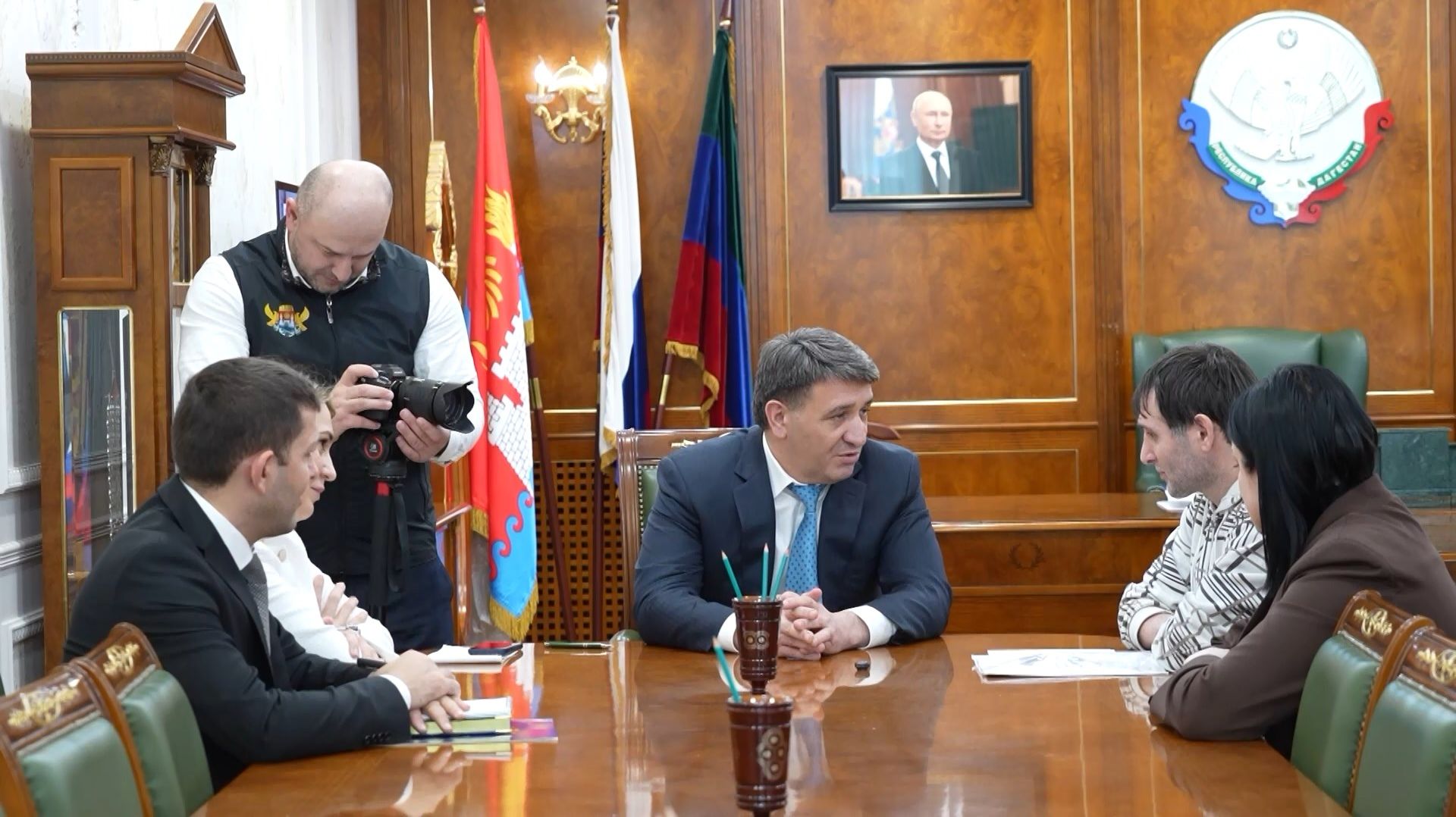 Мэр Махачкалы вручил участнику СВО ключи от нового автомобиля