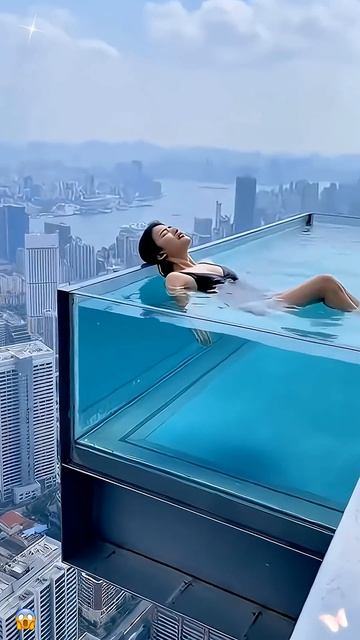 Бассейн на крыше разваливается на части вместе с людьми