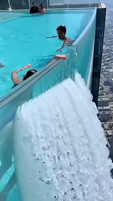 Бассейн на 100 этаже разваливается на части вместе с людьми