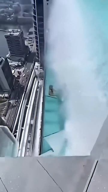 Не выдержали нагрузки конструкции высотного бассейна и люди падают в низ!