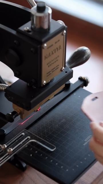 Пресс для горячего тиснения кожи и других материалов от "Tools and Toys". Ссылка в описании👇