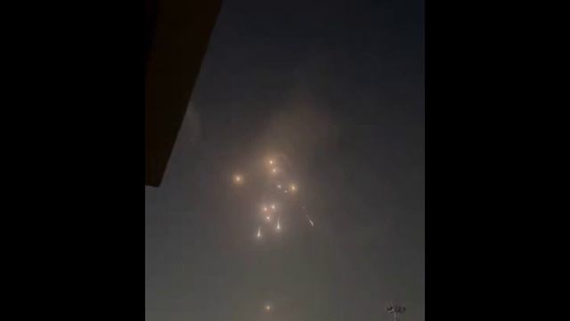 Небо над Дубаем прямо сейчас: система ПВО сбивает иранские ракеты.