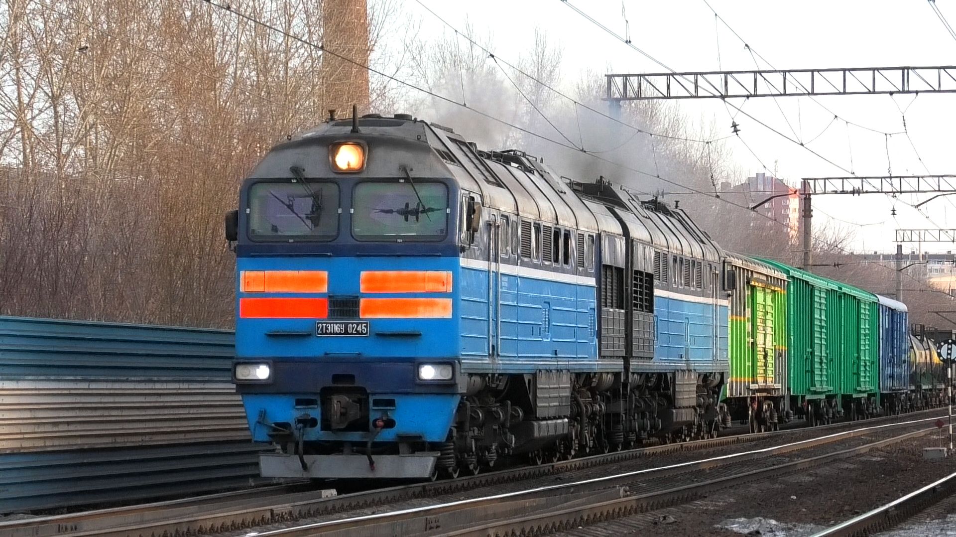 2ТЭ116У-0245 с грузовым поездом и приветливой бригадой