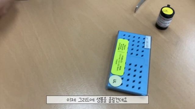 девушка рассказывает как работать на ультрамикротоме и делать срезы толщиной 0 нанометров ультратонк