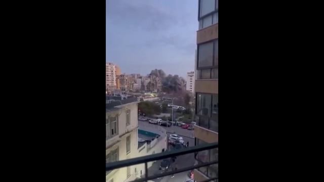 Целое здание обрушилось в Бейруте после израильского авиаудара, пишет палестинское агентство Quds..
