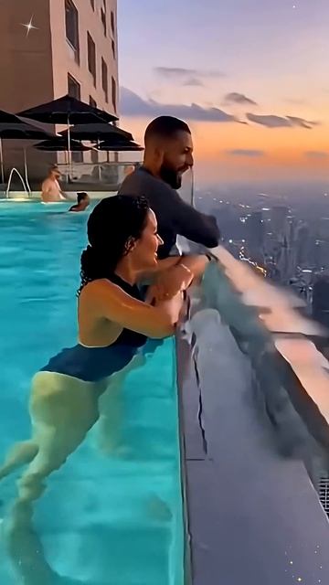 Бассейн в небоскребе разваливается на части и люди падают в низ!