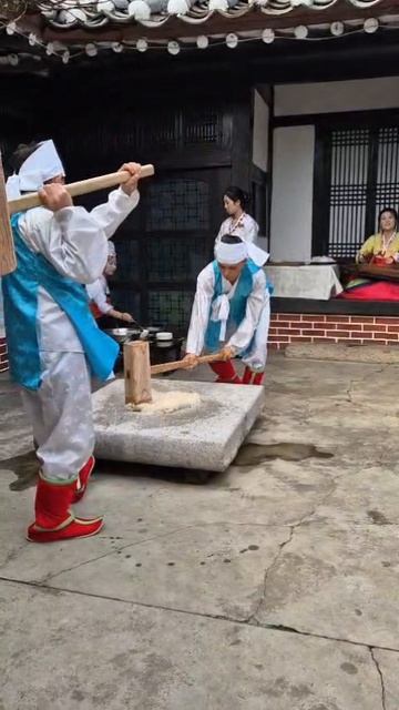 Как готовят северокорейское блюдо Тток