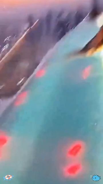 Перегородки высотного бассейна не выдержали и люди падают в низ с огромной высоты!