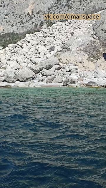 Проход под парусами под скалами Крыма в Балак