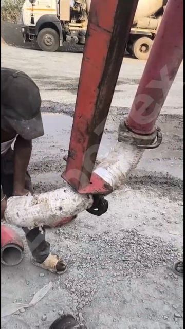 Хитро смонтировал углы на бетонораздаточную стрелу