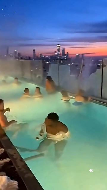 Высотный бассейн разваливается на части вместе с людьми