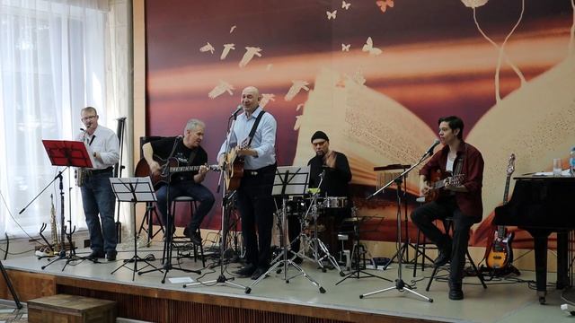 Музыкальная гостиная «Есть в марте день особый…» с участием гитариста Андрея Косолапова (6+)