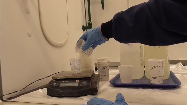 заливка образца смолами, как это происходит .mp4