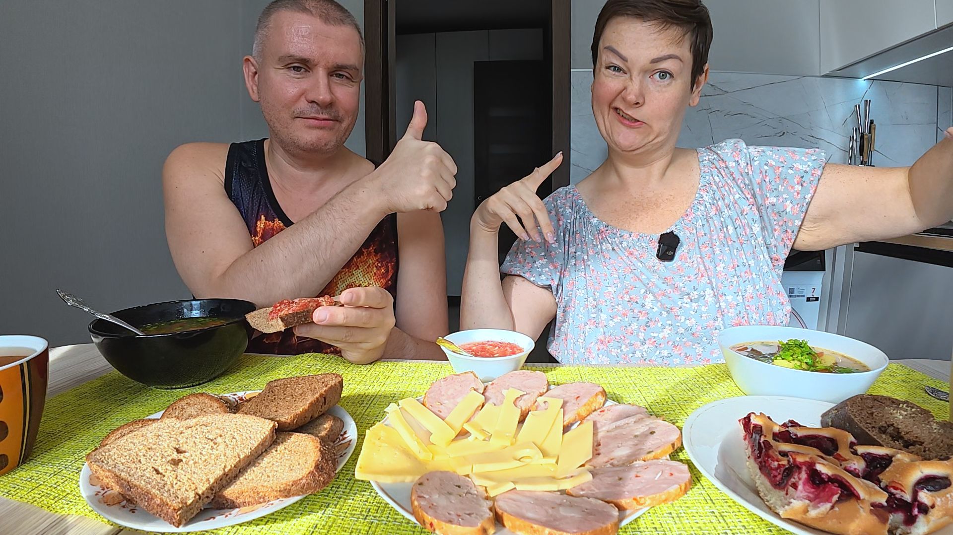 Мукбанг разразился ЖАРКИЙ СПОР с Вованом! Как будем жить в этом БЕЗУМНОМ мире?! Семейный обед