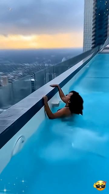 Пловцы ныряют в бассейн без воды, на высоте бассейн разваливается на части и люди падают в низ!