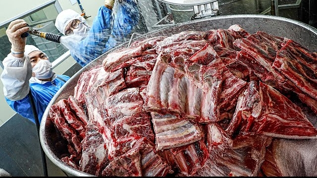 говяжьи ребра в огромном чане. массовое производство в Корее