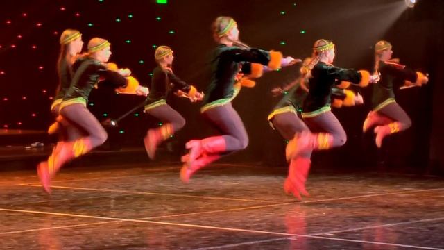 Средний состав ансамбля народного танца "Кружева" - Башкирский танец Девочки-лучницы