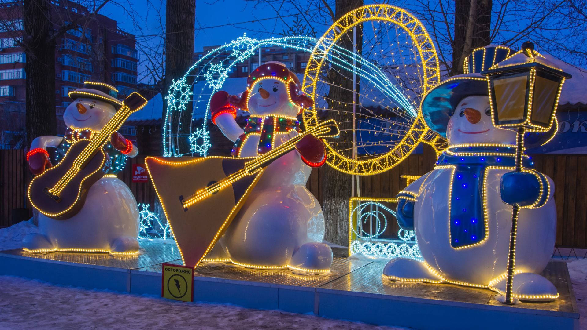 Снеговики с музыкальными инструментами из стеклопластика с подстветкой.